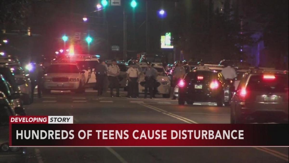 Philadelphia police: Teen flash mob threw bottles at cops – Harrisburg100